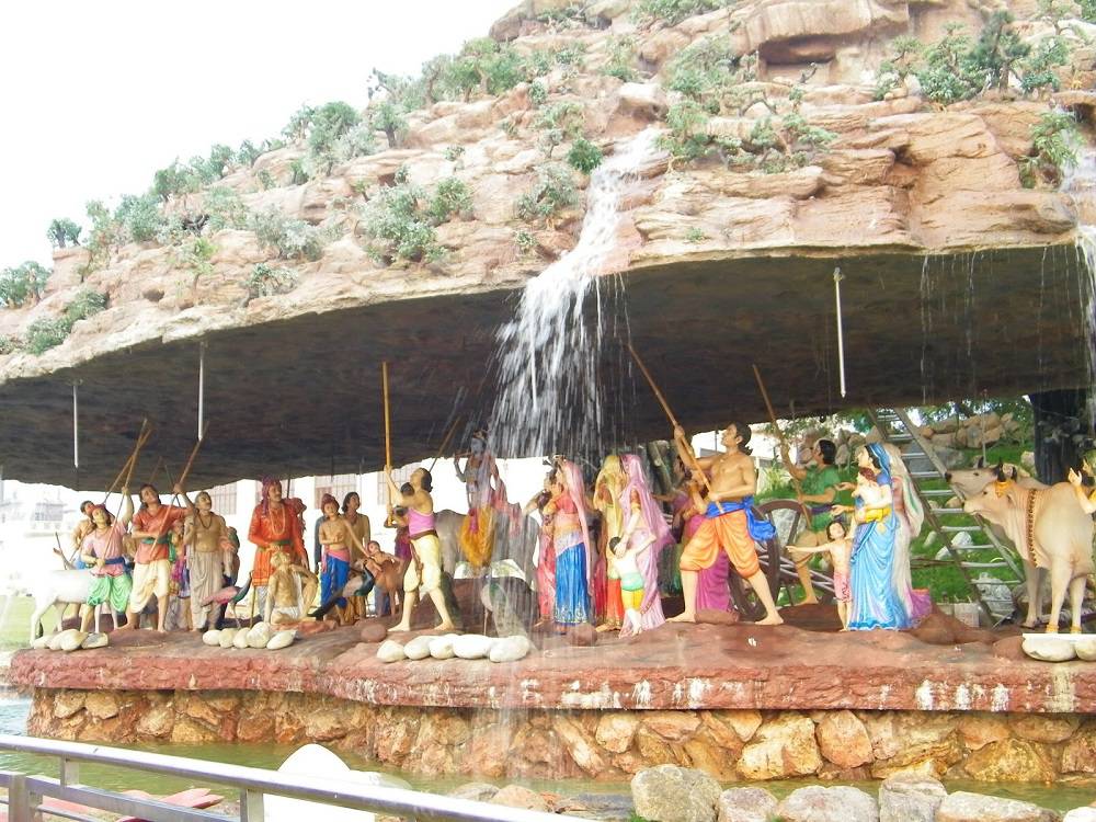 Govardhan Hill Mathura, Story, Parikrama, Trek, Things to do