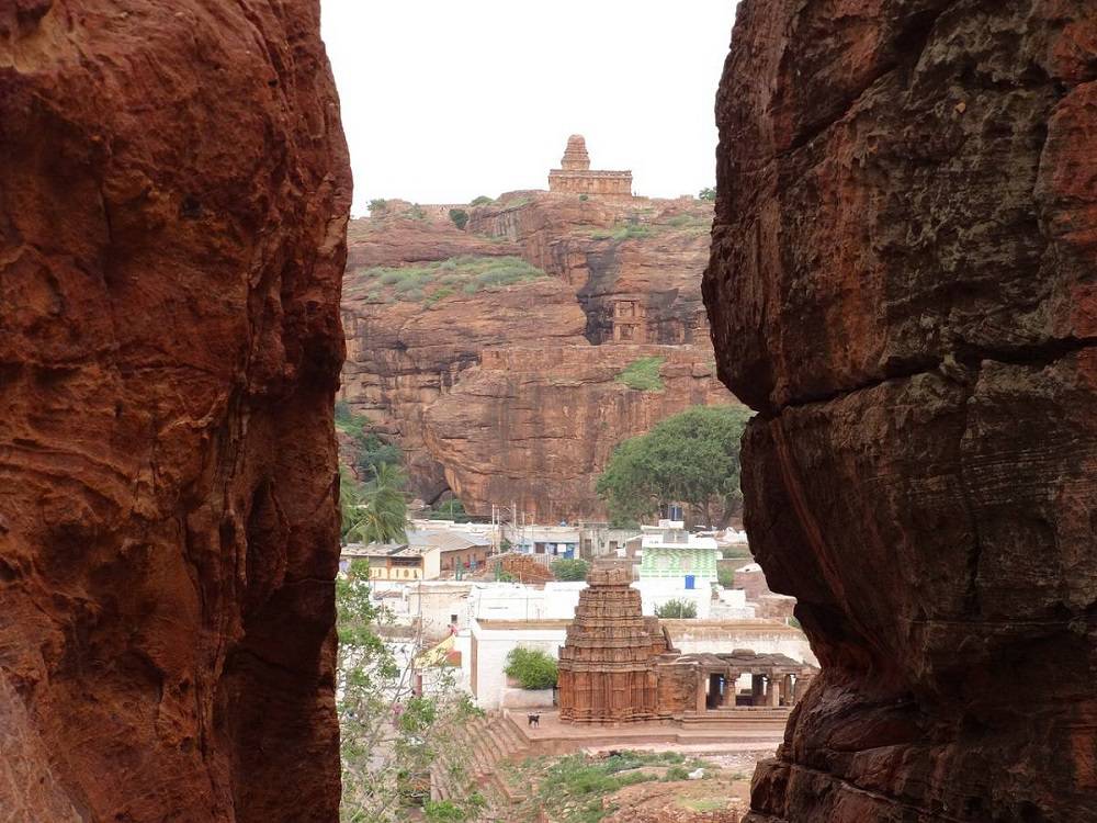 Badami Fort Bagalkot Karnataka, Timings, History, Facts, Photos