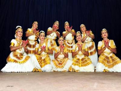 Mohiniyattam Group Dance