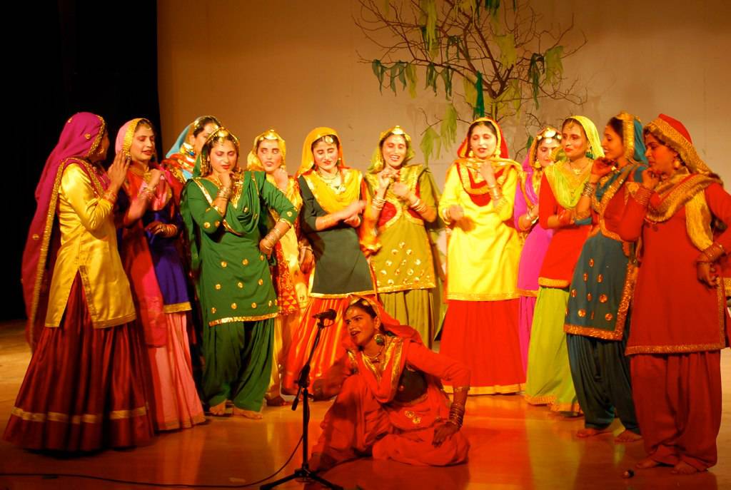 Giddha Folk Dance, History, Steps, Style, Origin & Information