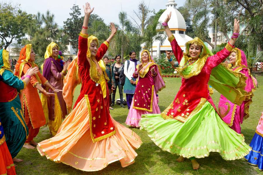 Giddha Folk Dance, History, Steps, Style, Origin & Information