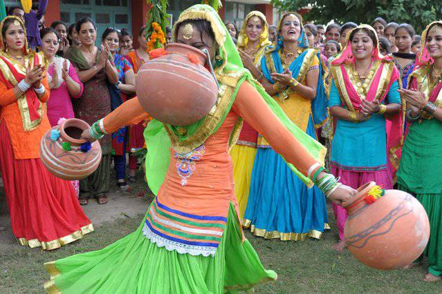 Giddha Folk Dance, History, Steps, Style, Origin & Information