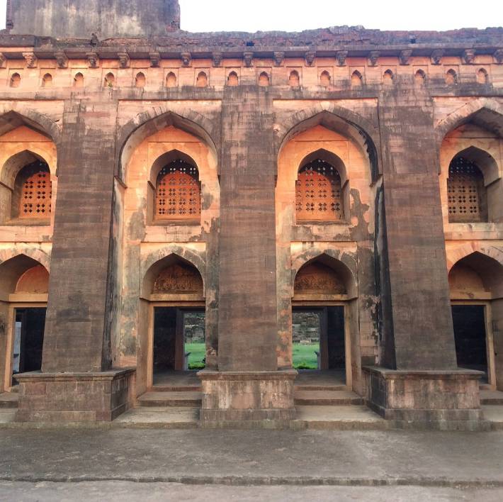 Hindola Mahal Mandu, History, Timings, Swing Palace, Entry Fee